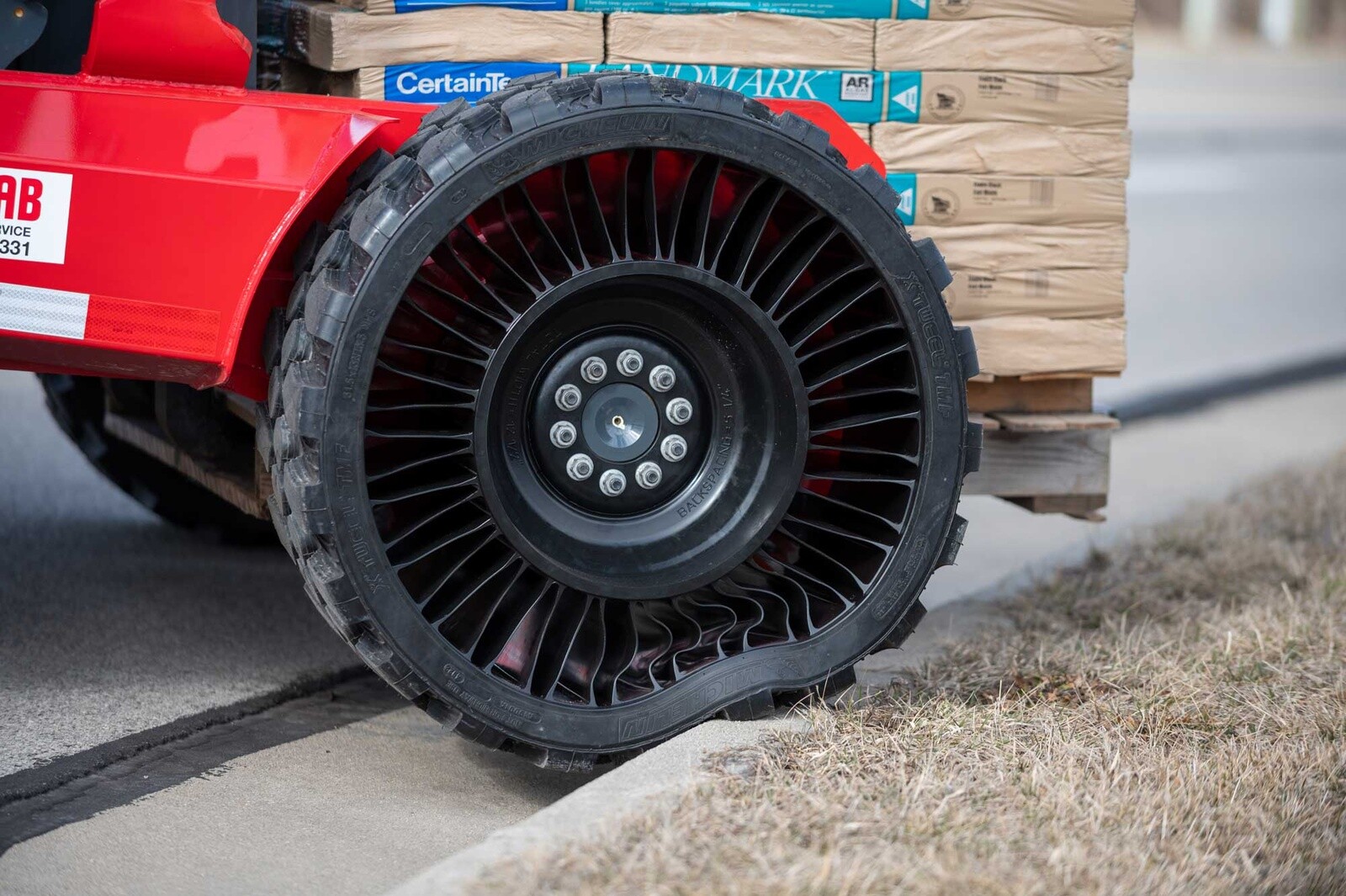 X® TWEEL™: airless tires for truck-mounted forklifts | MICHELIN USA
