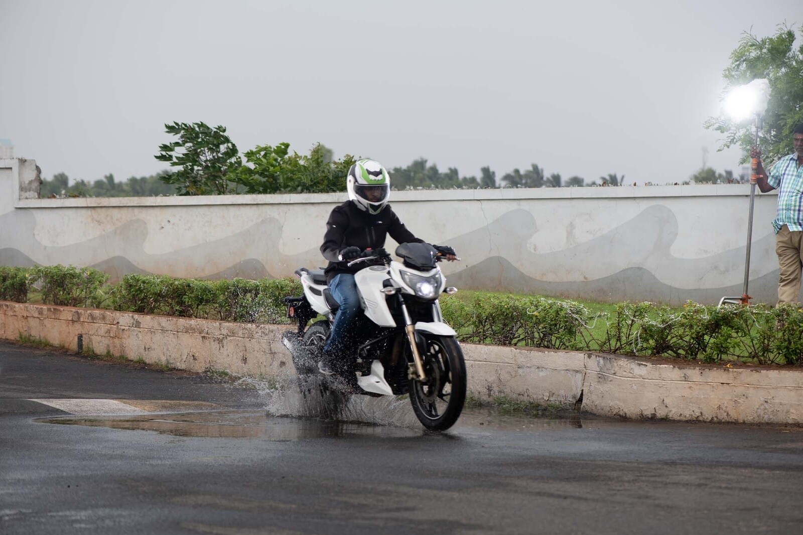 MICHELIN PILOT STREET 2 - Motorbike 타이어 | MICHELIN Hanguk 공식 웹사이트
