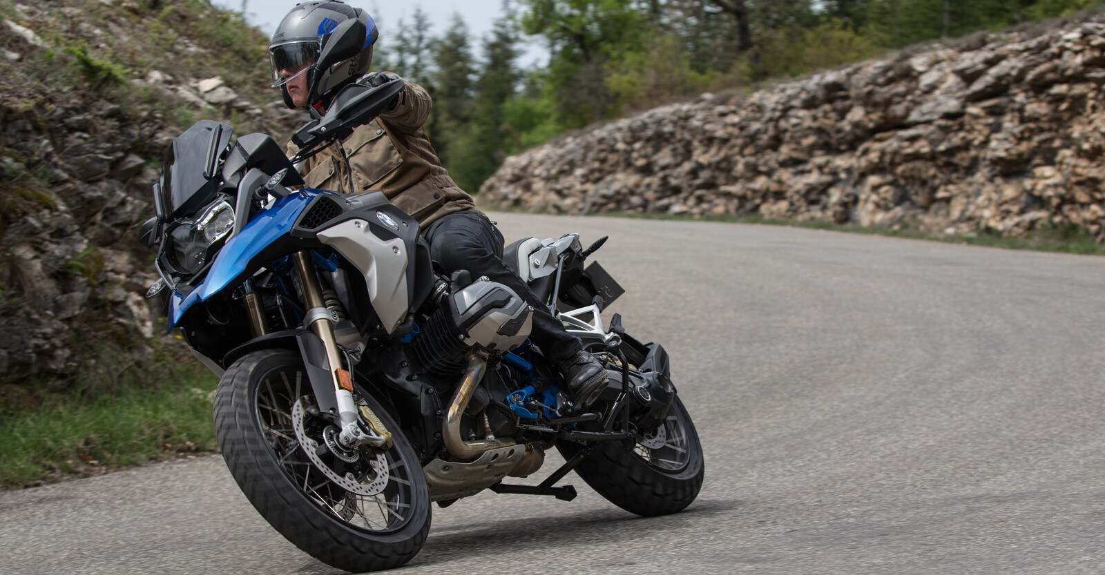 How to corner on a motorcycle | MICHELIN