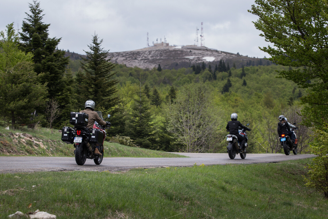 Riding in a motorcycle group | MICHELIN