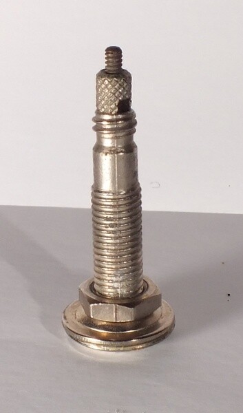 What are the different types of bike tyre valves? | MICHELIN