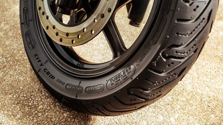 Motorbike tyres: what is a tyre tread pattern for? | MICHELIN