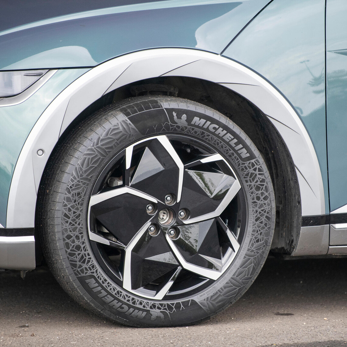 Michelin car tire containing 45% sustainable materials wins the ...
